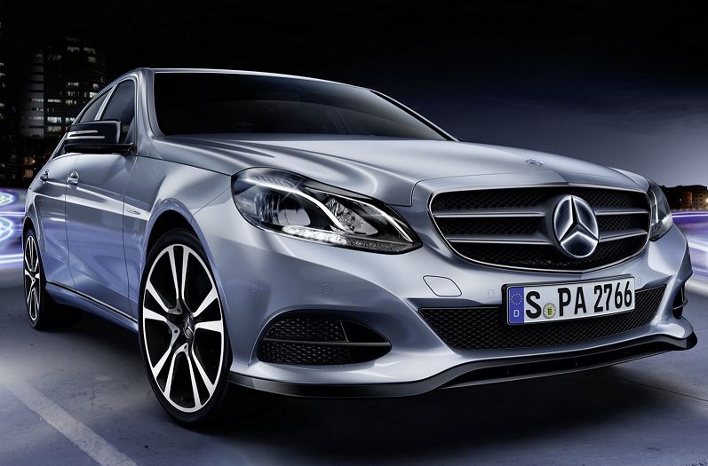 La estrella de Mercedes se ilumina