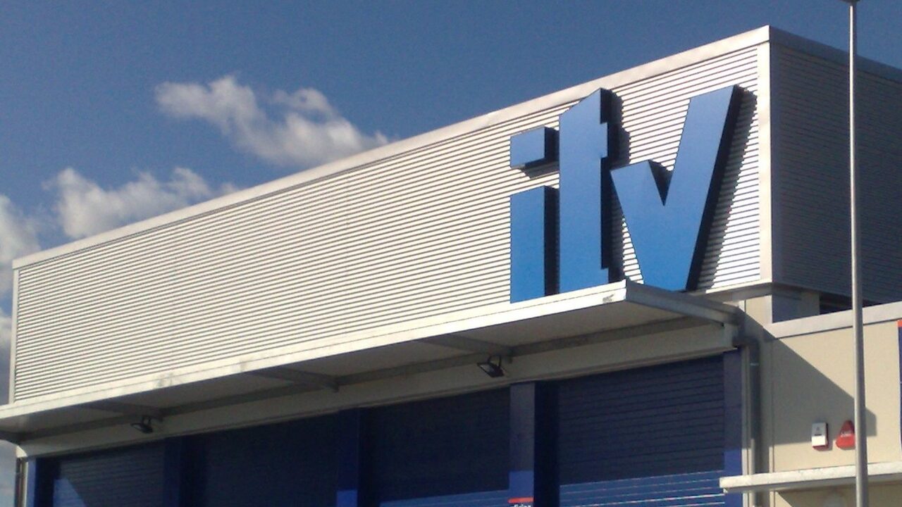 ITV en coches híbridos | Precio y diferencias con un coche de combustión