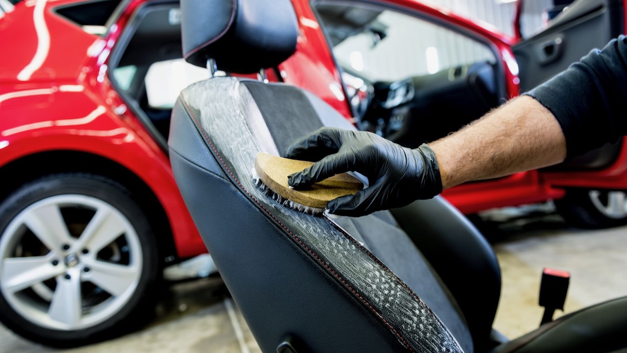 ¿Cómo limpiar la tapicería del coche correctamente?