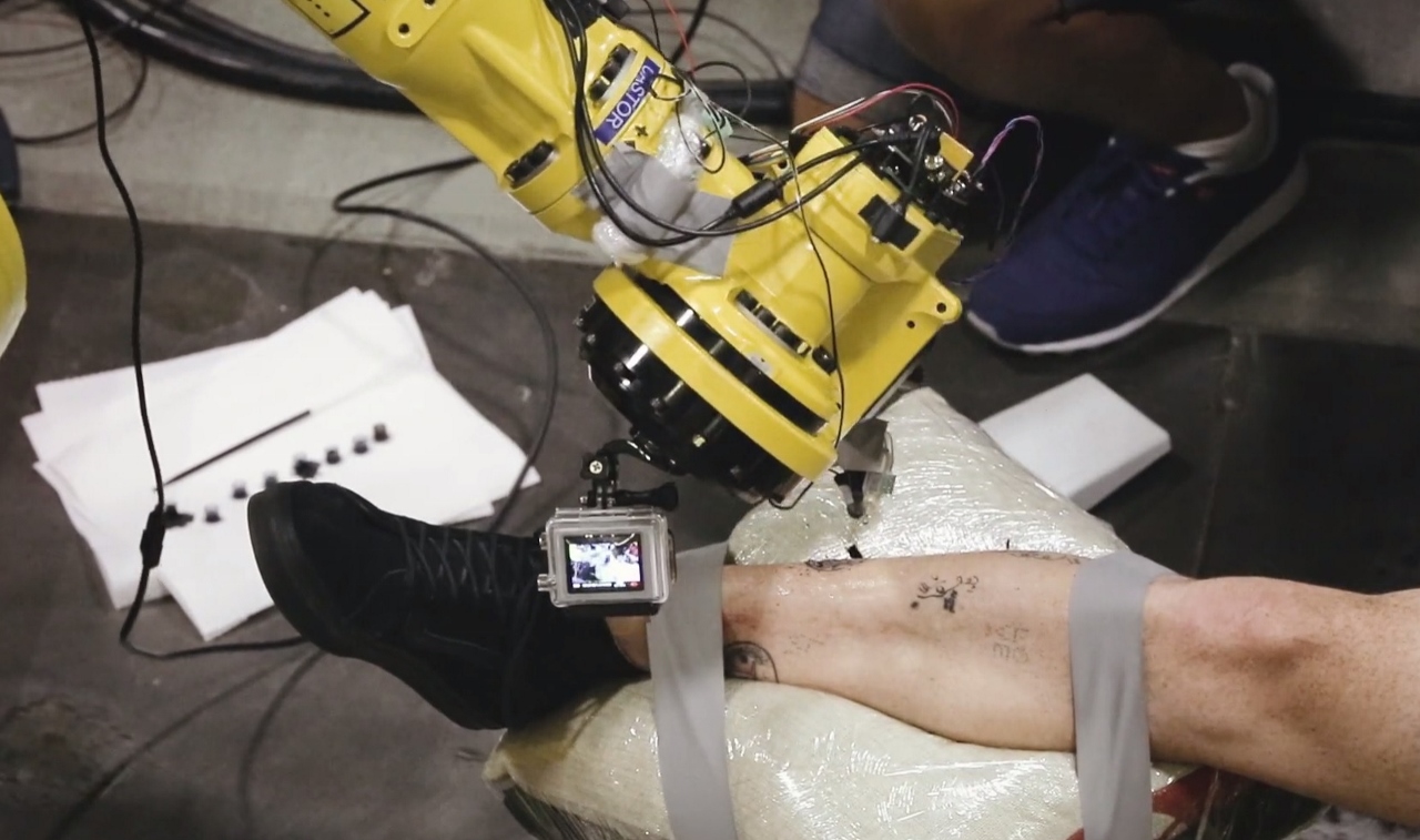 El primer tatuaje del mundo hecho por un robot industrial