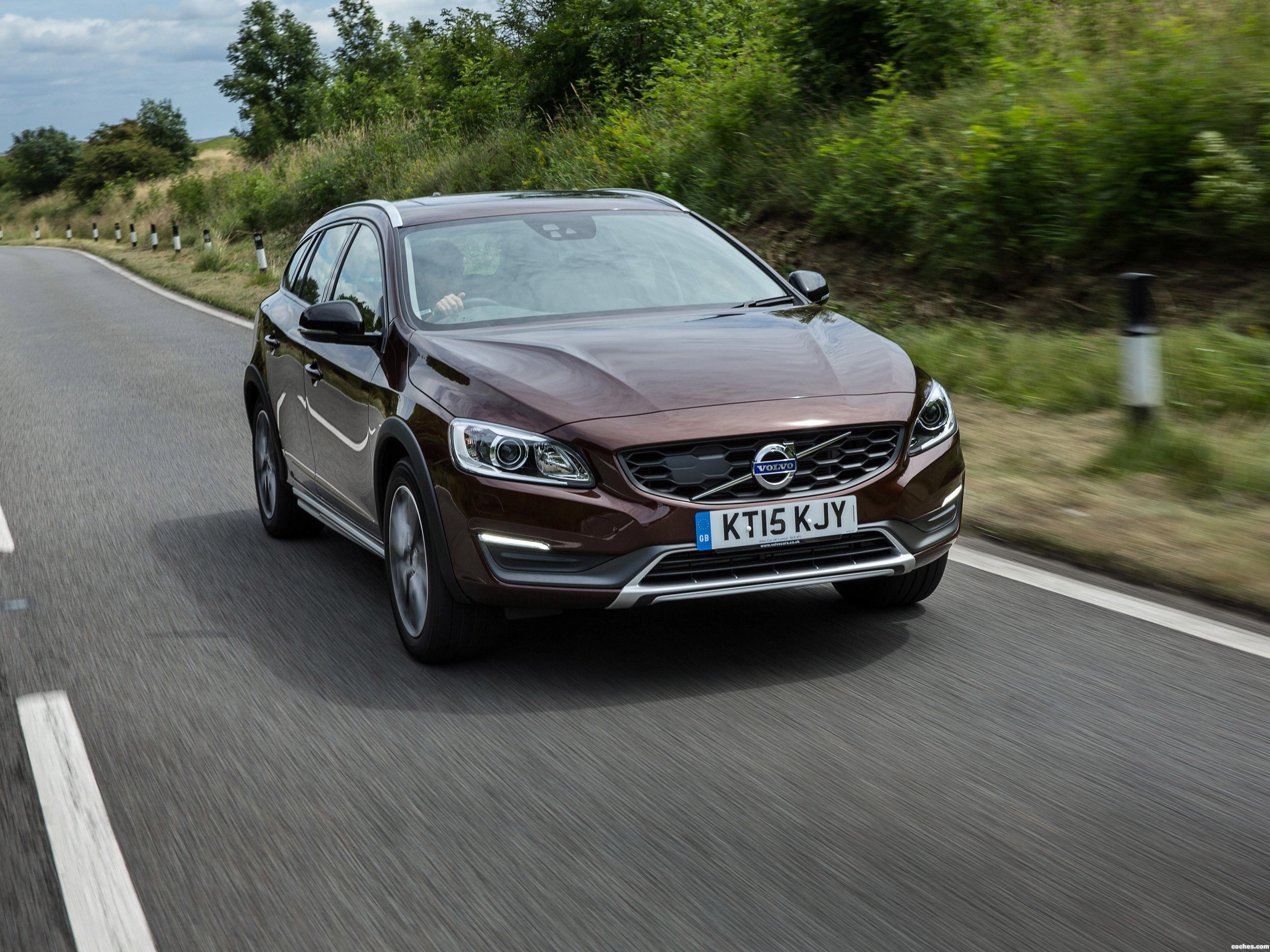 Fotos de Volvo V60 D3 Cross Country UK 2015