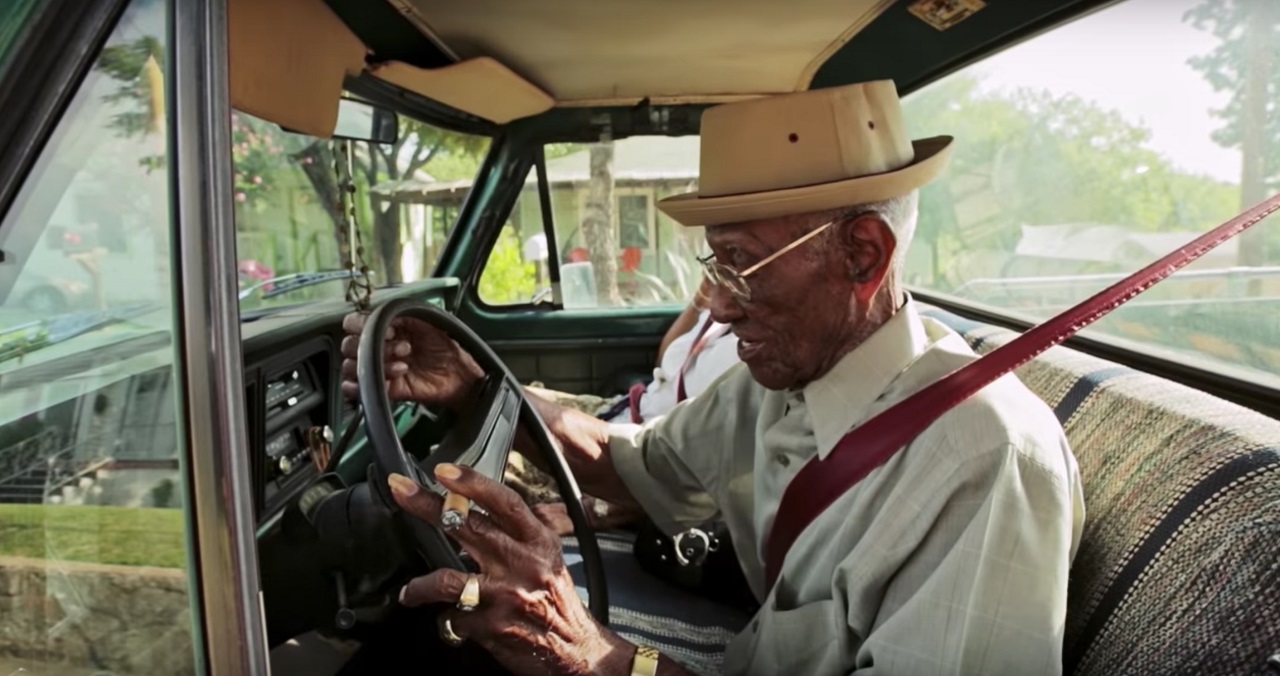 Richard Overton, al volante de su pick-up con 109 años