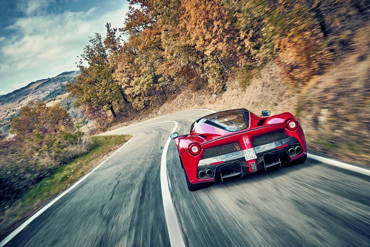 Un Ferrari LaFerrari Aperta derrapando en un tramo de montaña cerrado