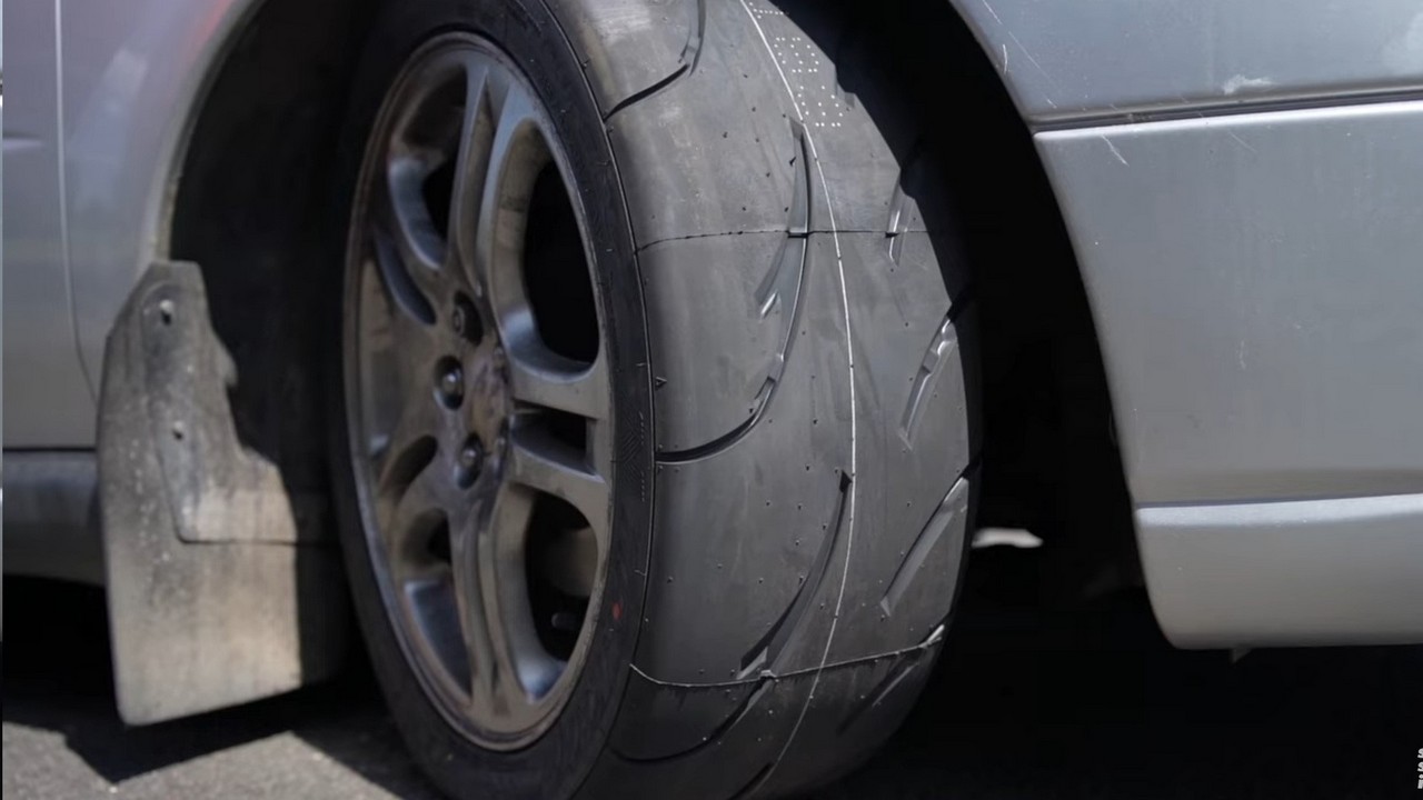 ¿Merece la pena montar unos neumáticos semi-slick en un coche normal?