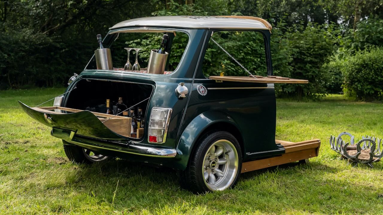 El “MiniBar” hecho a partir de un Mini Cooper real